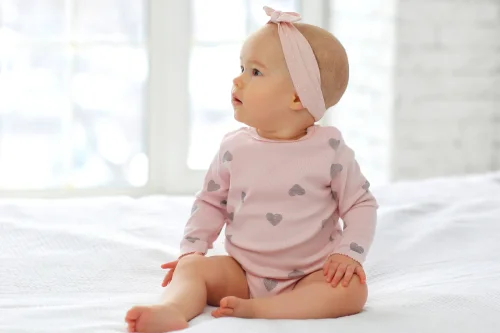 Umur Berapa Bayi Bisa Berjalan dan Cara Melatihnya